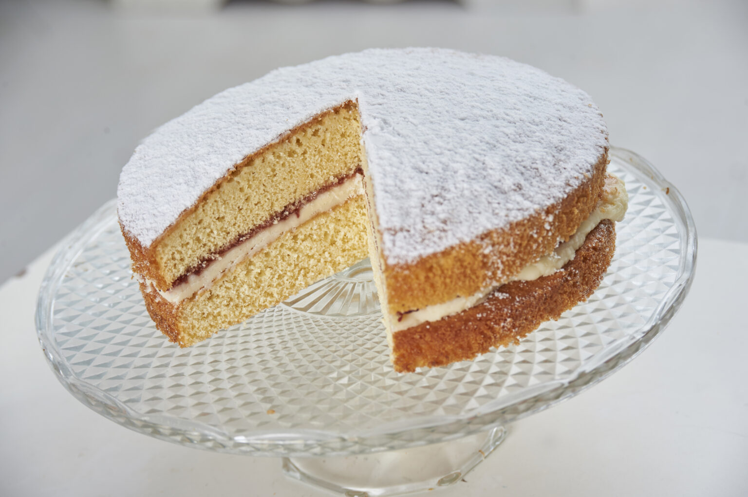 Victoria Sponge Cake (14 Portions) - LBP Bakeries